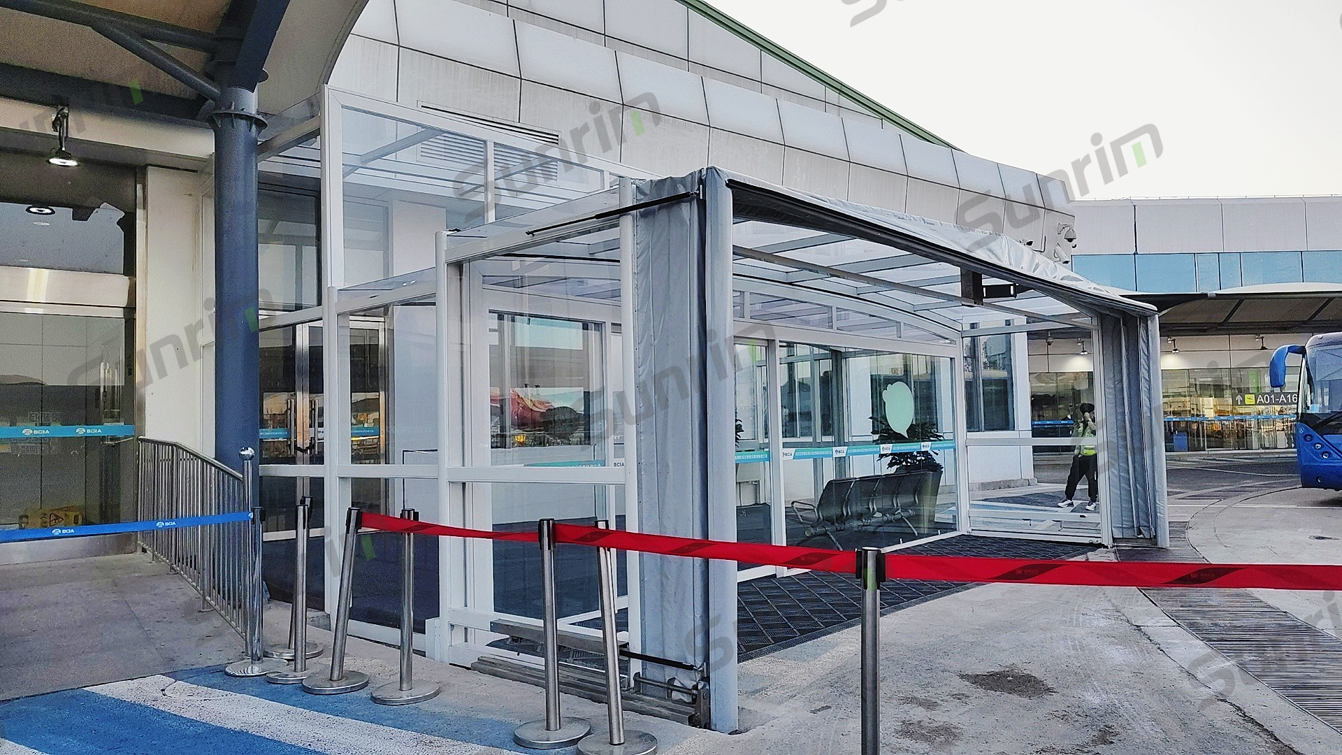 告别狼狈登机！首都机场黑科技上线：Sunrim电动风雨连廊打造无雨通道 - Sunrim移动建筑系统